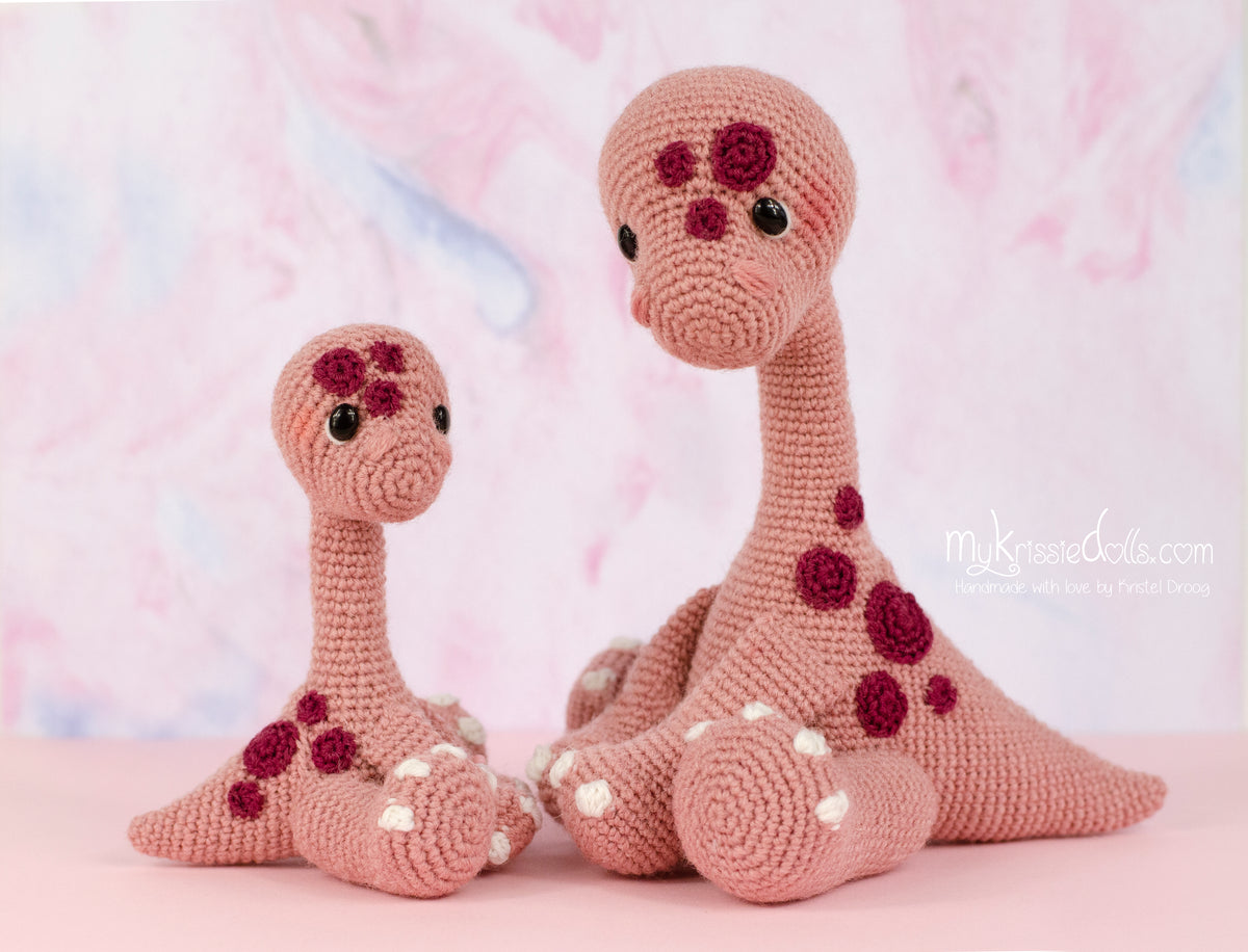 MINI Haakpatroon - Mini Brontosaurus Baby – MyKrissieDolls